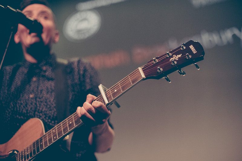 Saski meets Victorious comedy singer-songwriter Hannah Brackenbury - CURVE